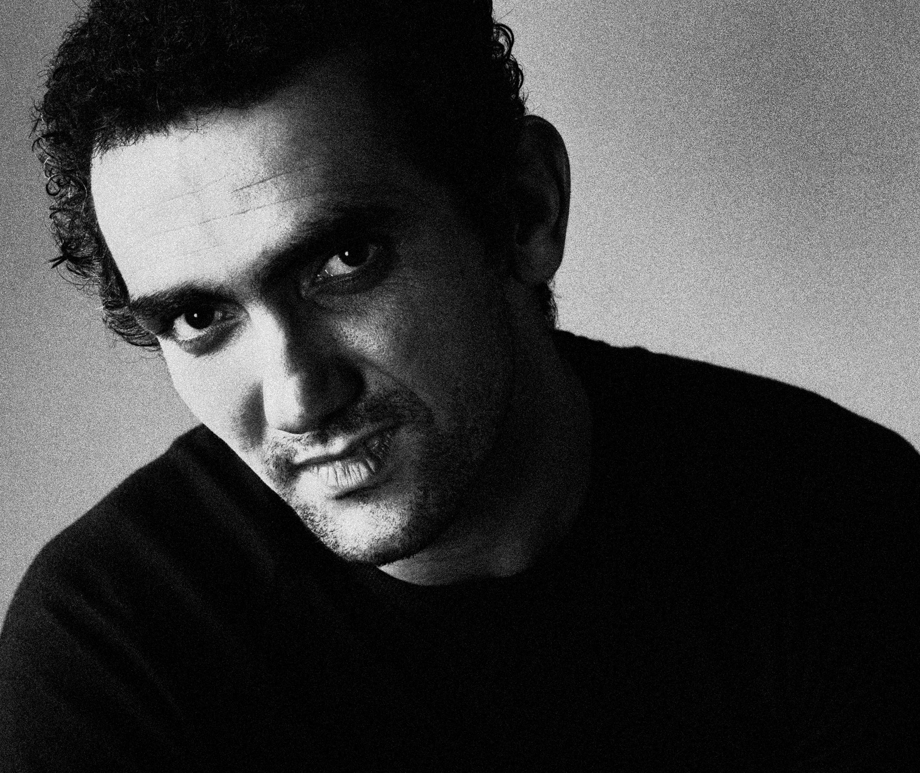 Portraits offer insight into enigmatic Paul Kelly - ABC News