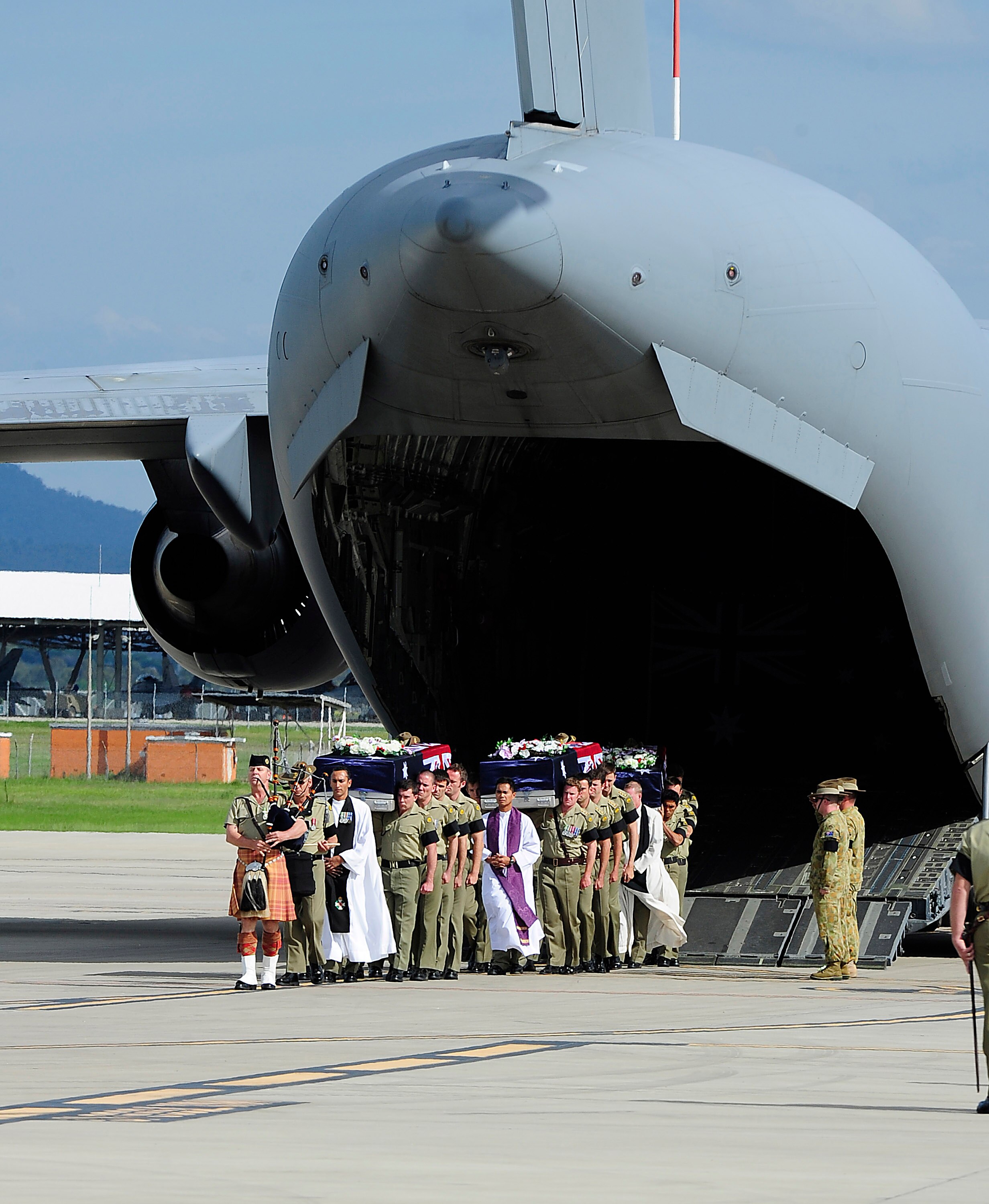 Fallen soldiers' bodies arrive home - ABC News