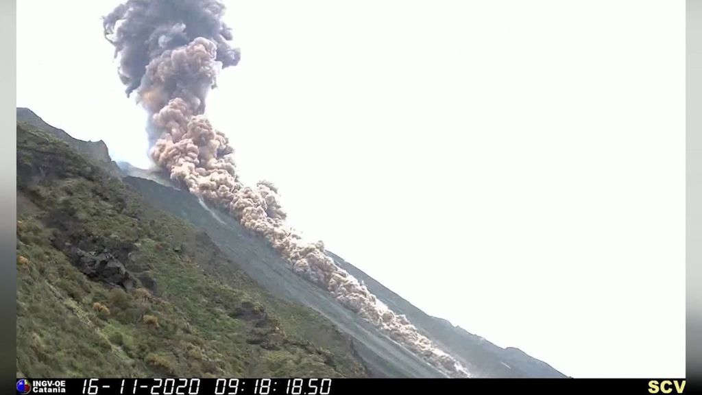 'High intensity' eruption on Stromboli Volcano - ABC News