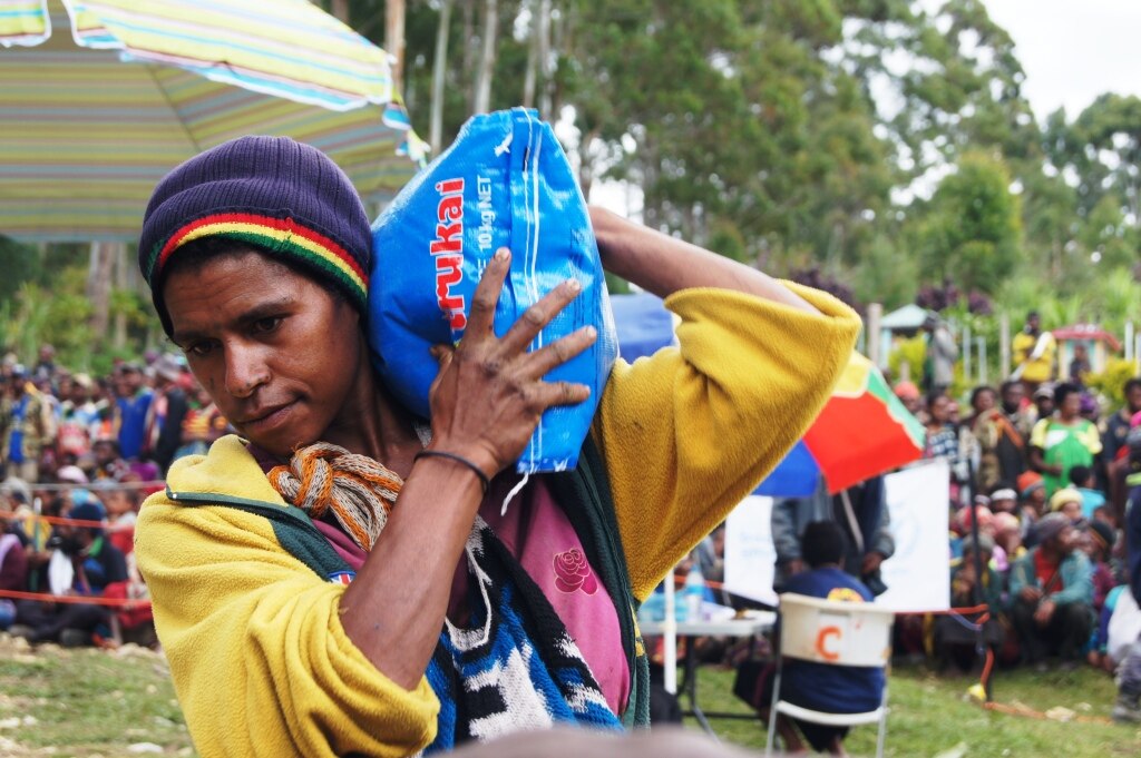 Papua New Guinea drought: Food arrives for hunger-stricken Highlanders ...