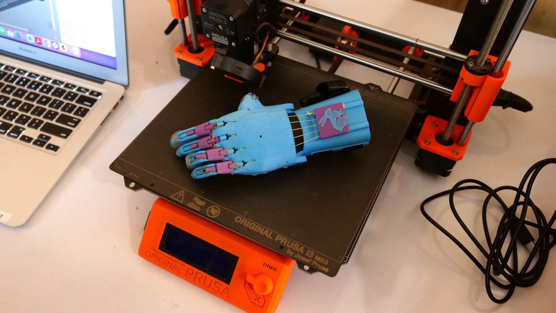 Year 7 students build open-source, 3D-printed hand for classmate - ABC News