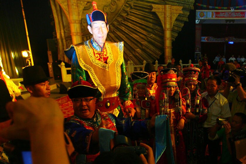 World's tallest man weds in China - ABC News