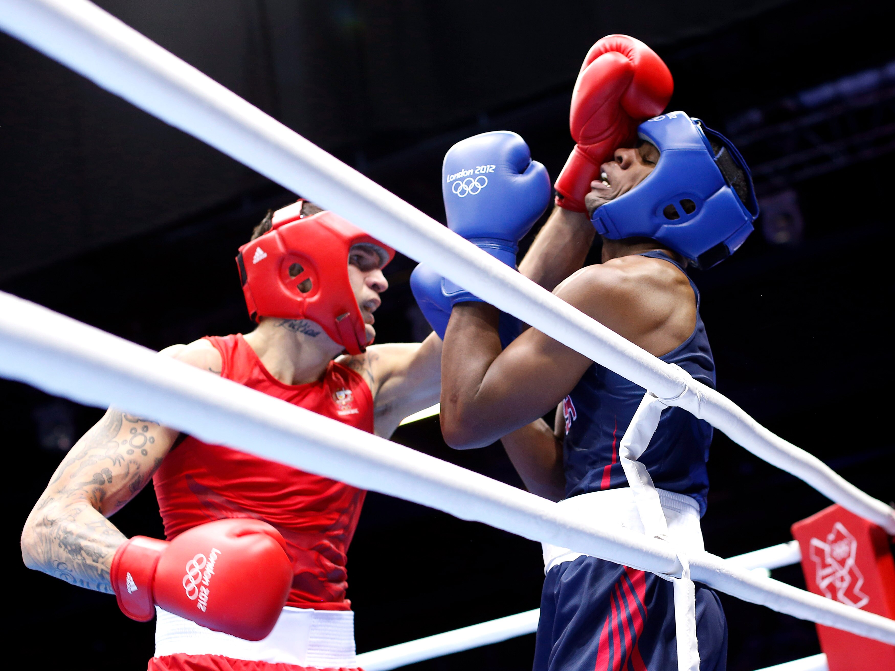 Boxer Hooper apologises for Aboriginal shirt - ABC News