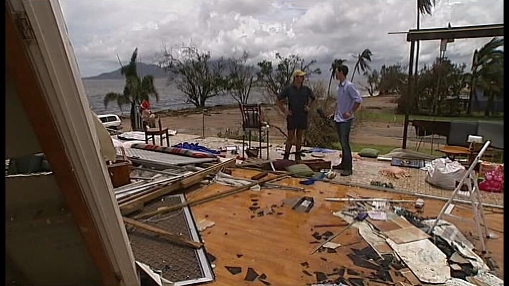 Cardwell residents overwhelmed by cyclone clean-up - ABC News
