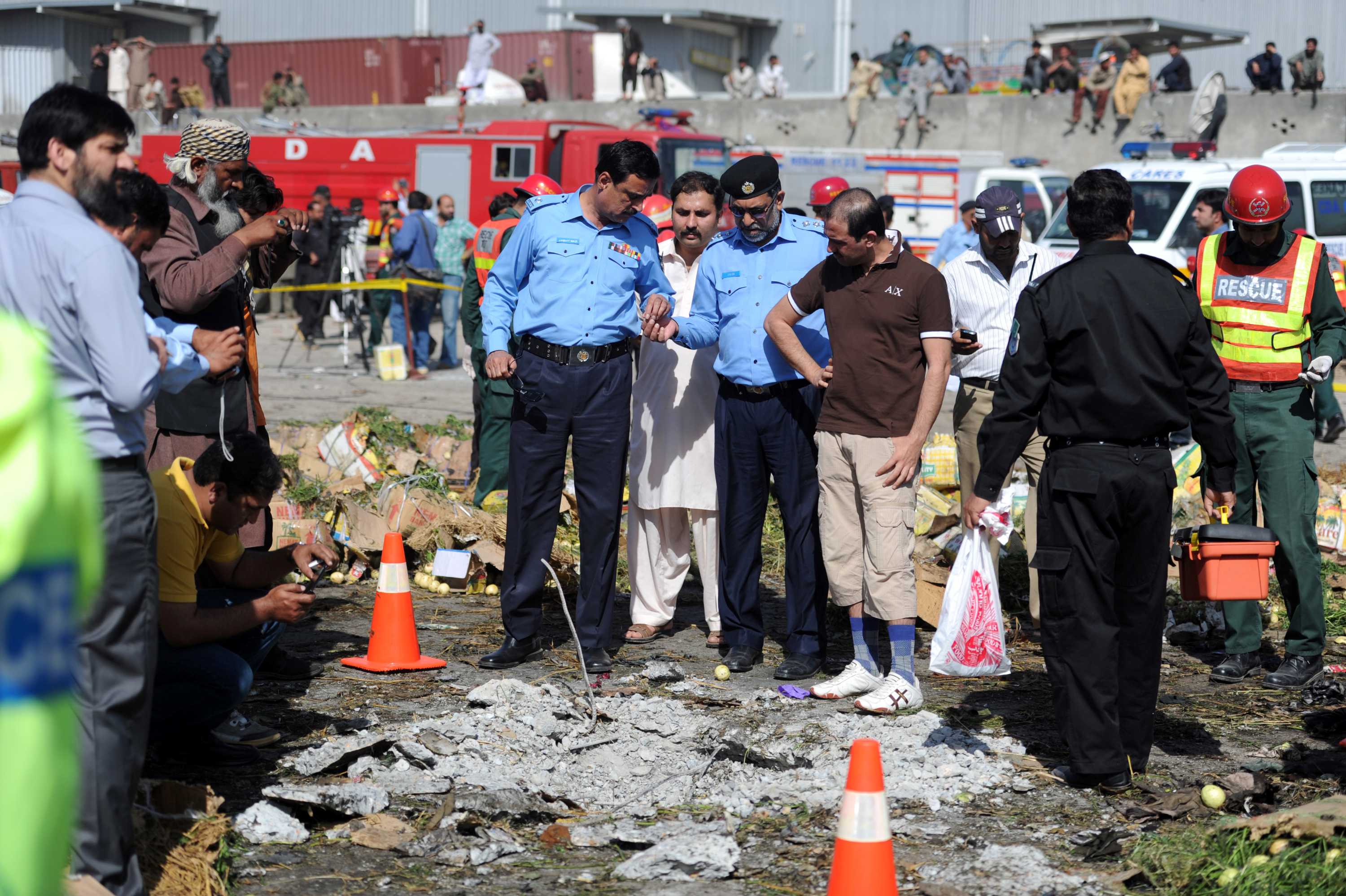 At least 23 killed in Pakistan market bomb blast - ABC News