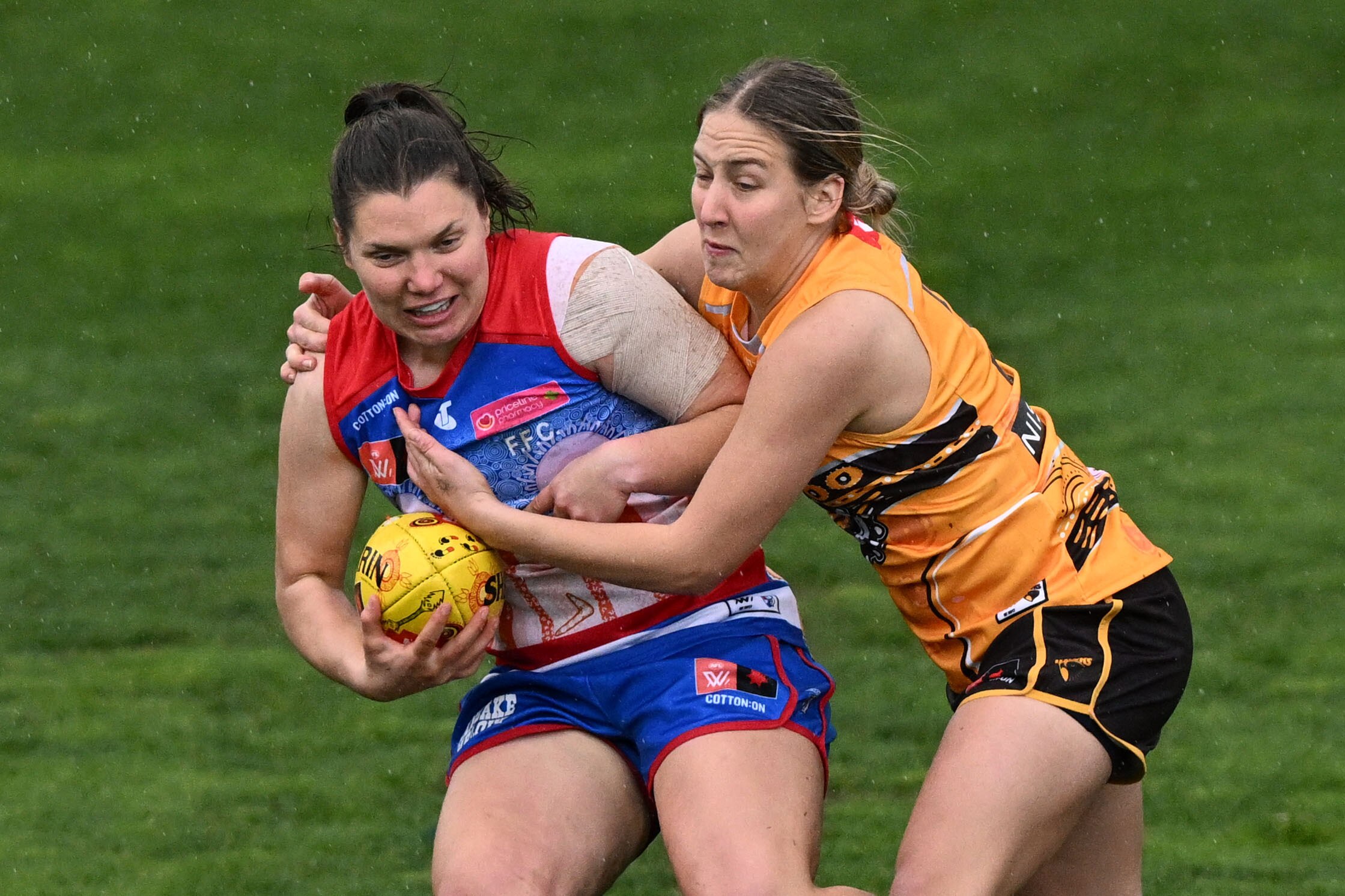 Port Adelaide posts first AFLW win, Western Bulldogs defeat Hawthorn to ...