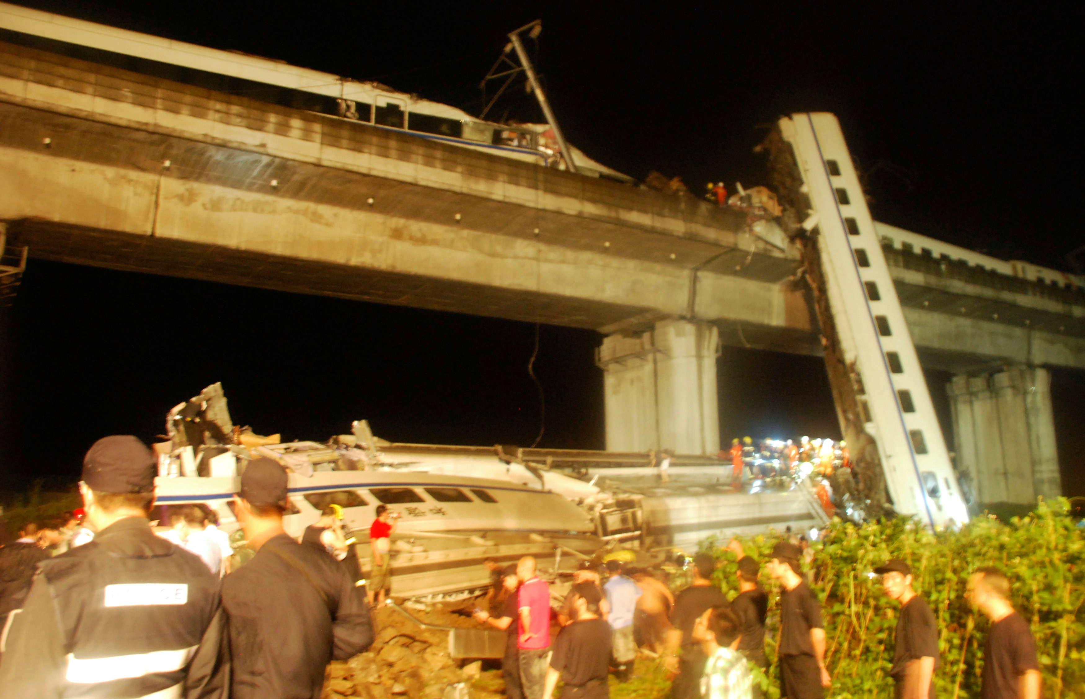 Lightning sparks fatal train crash in China - ABC News