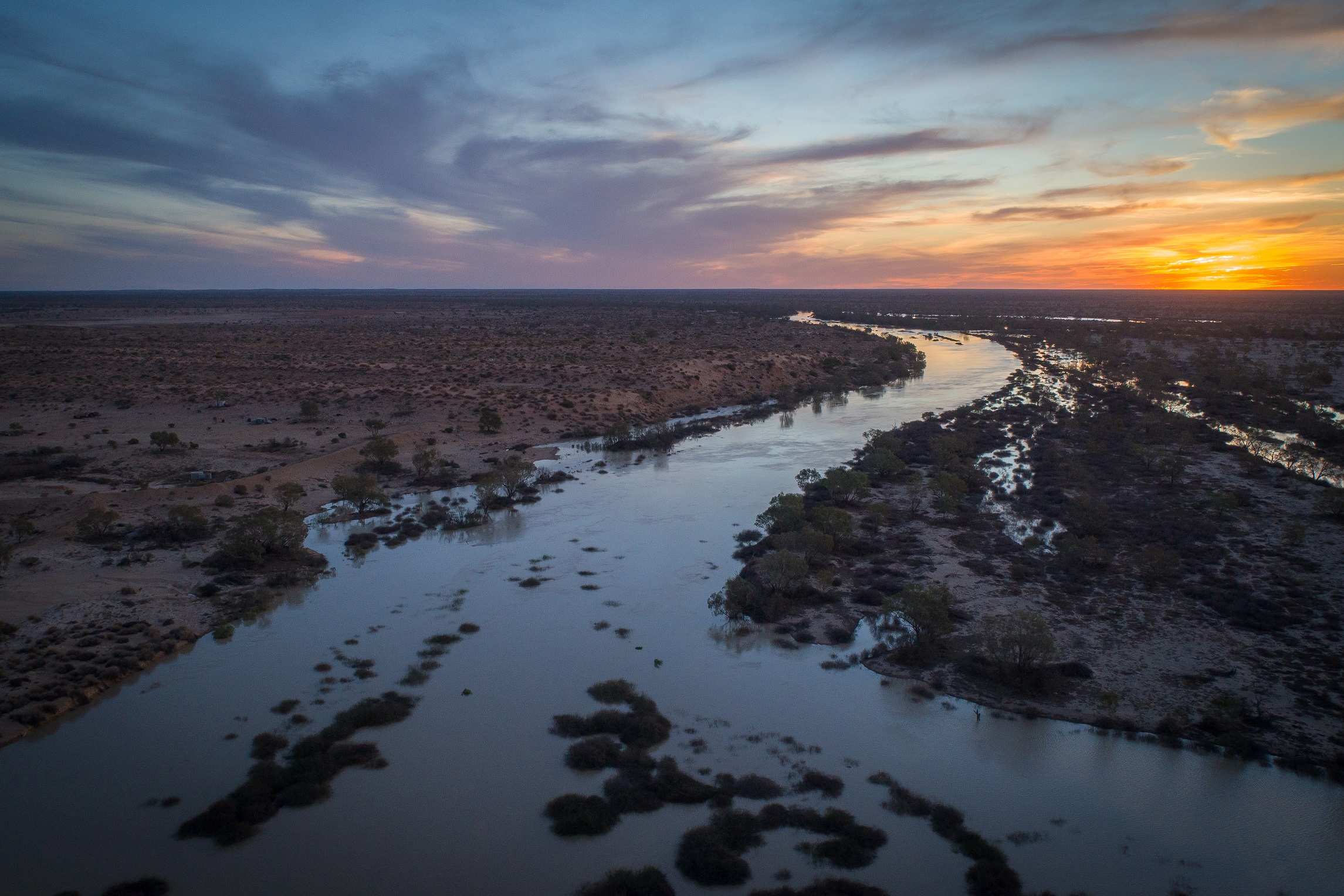 Lake Eyre floodwaters bring life and drought relief to South Australia ...