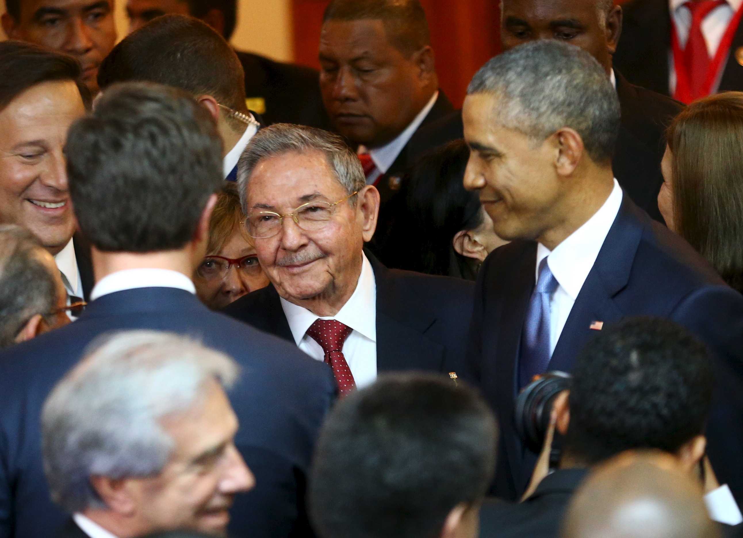Barack Obama, Raul Castro shake hands ahead of historic US-Cuba talks ...