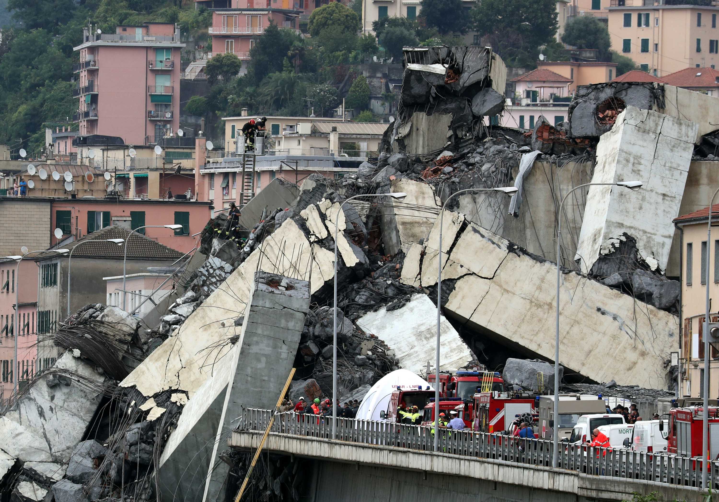 Italy bridge collapse: CCTV footage shows moment roadway fails - ABC News