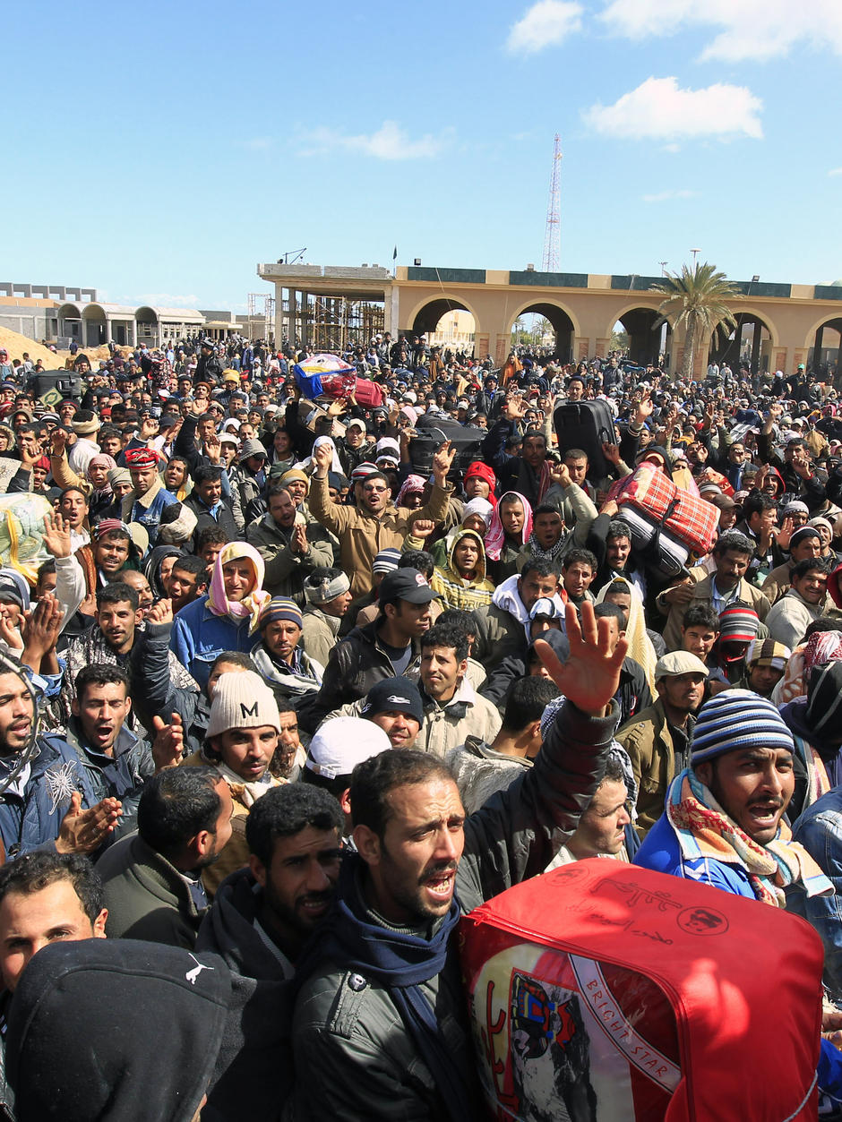 Border in crisis as refugees flee Libya - ABC News