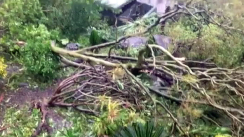 Cyclone Debbie wreaks havoc on Hamilton Island - ABC News