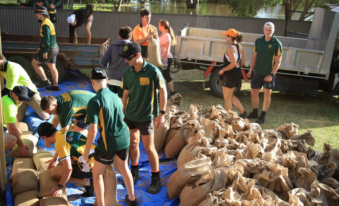 Mannum Football Club gives back to flooded community - ABC listen