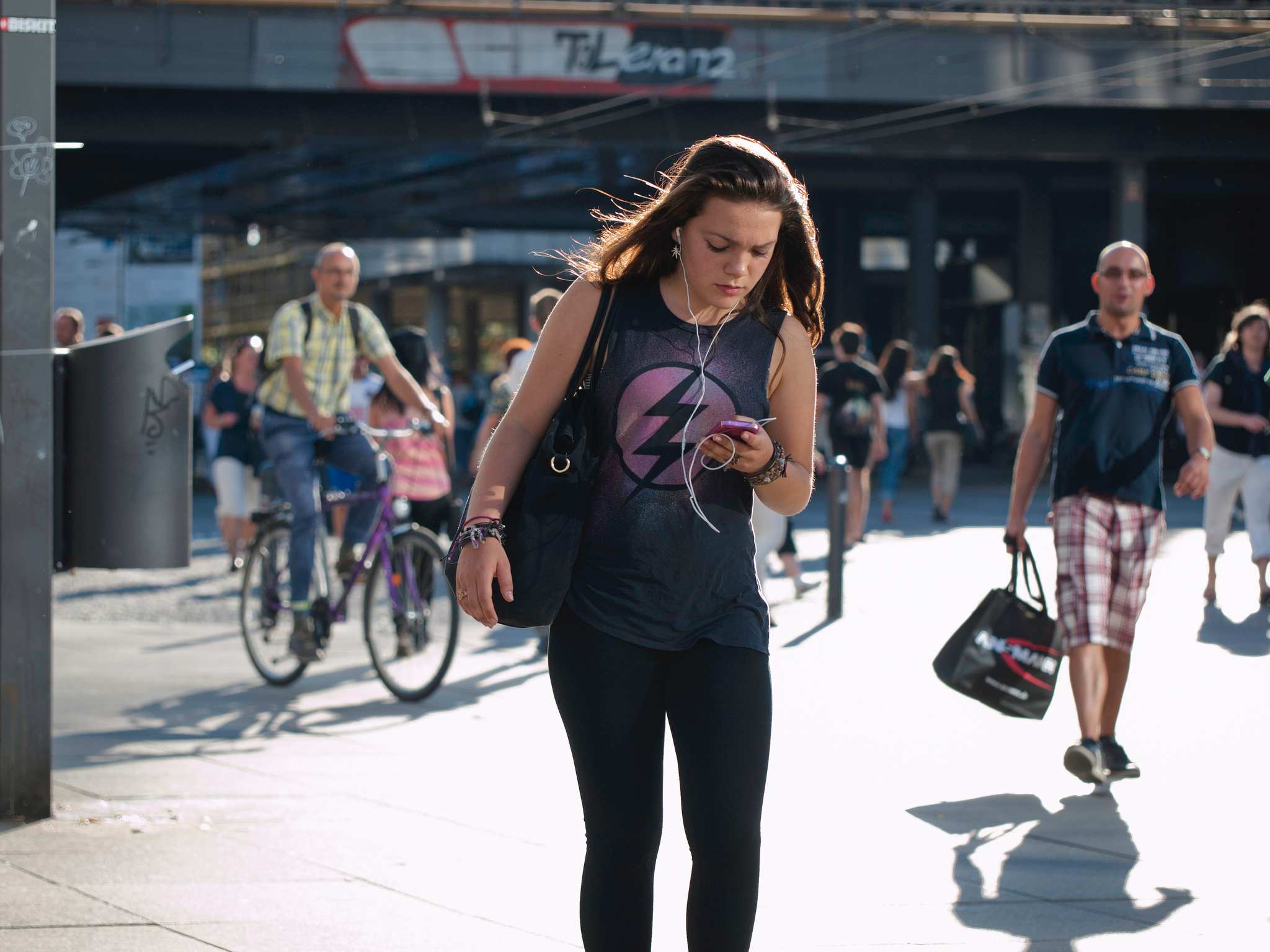 Are pedestrians on smartphones to blame for making city traffic less ...
