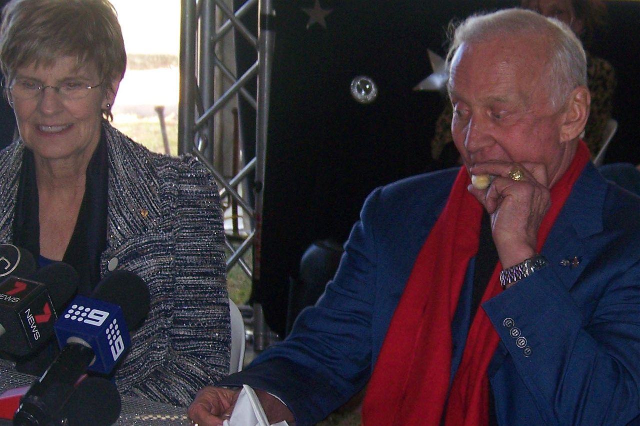 Buzz Aldrin over the moon with Carnarvon bananas - ABC News