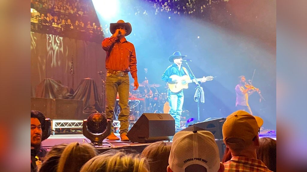 Wade Forster performs with Cody Johnson - ABC News