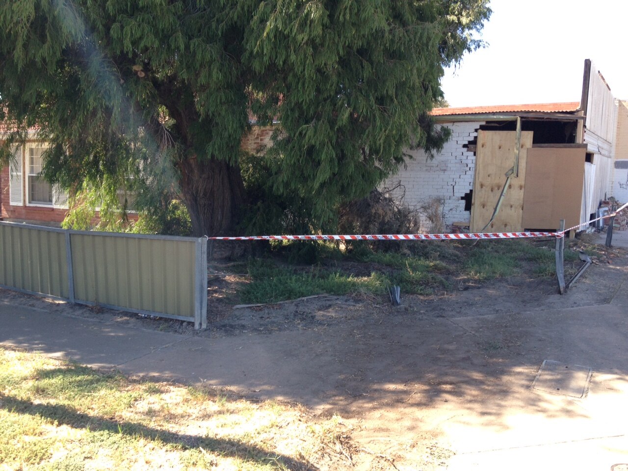 Car smashes into Osborne home in Adelaide's west - ABC News
