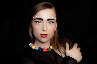 Tasmanian rising music star Asta Binnie signs international deal - ABC News