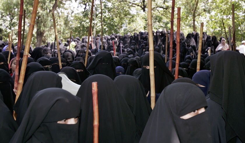 Besieged mosque leader caught fleeing in burqa - ABC News