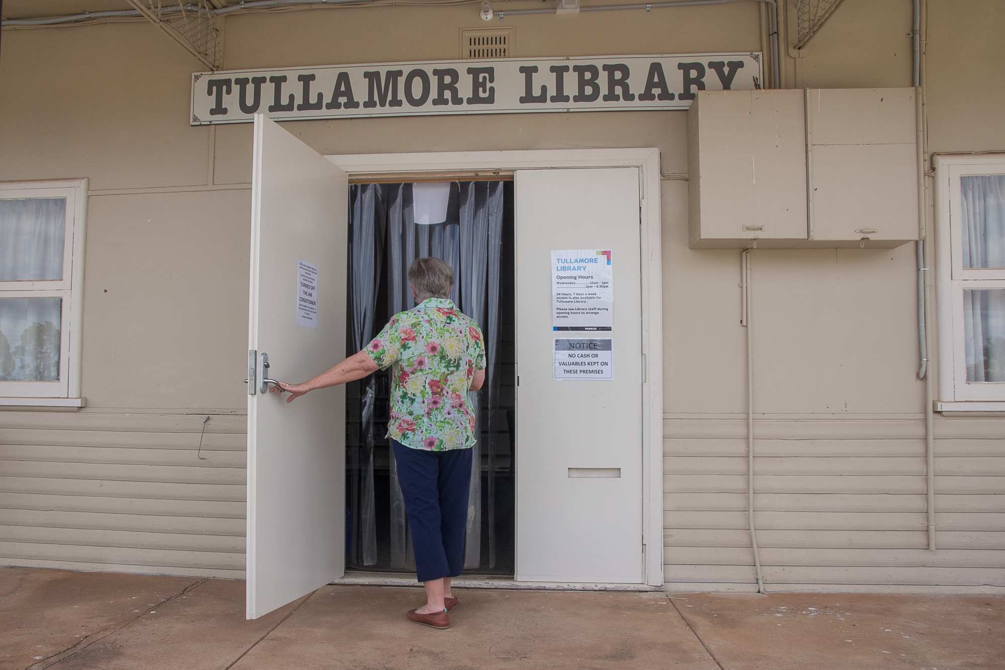 Tiny town of Tullamore experiments with 24-hour library - ABC News