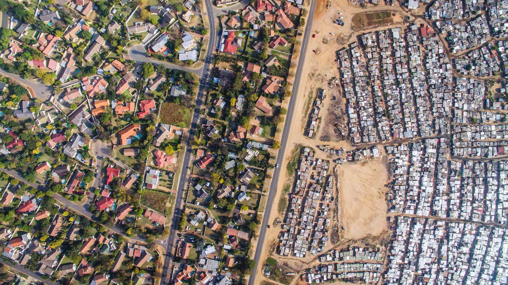 Photographer Johnny Miller highlights divide between Cape Town's rich ...