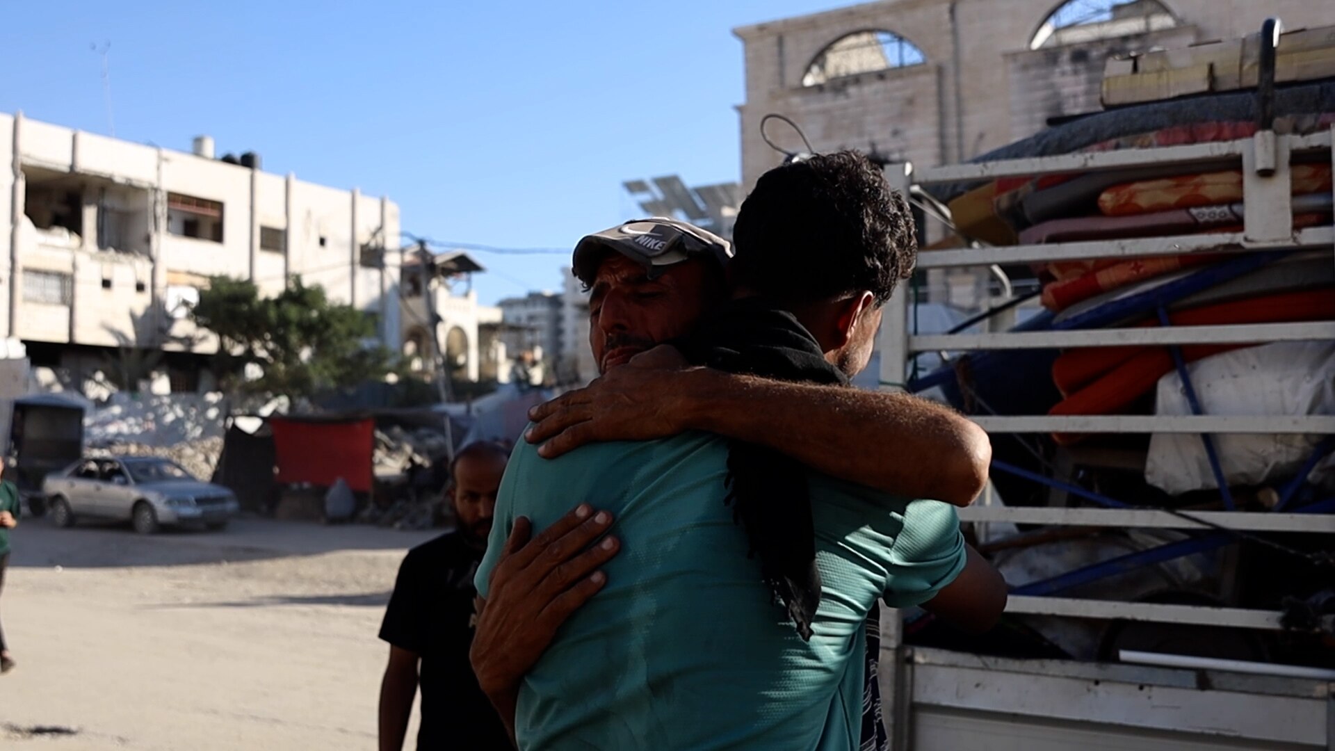 Majeda's family farewells their neighbours. - ABC News