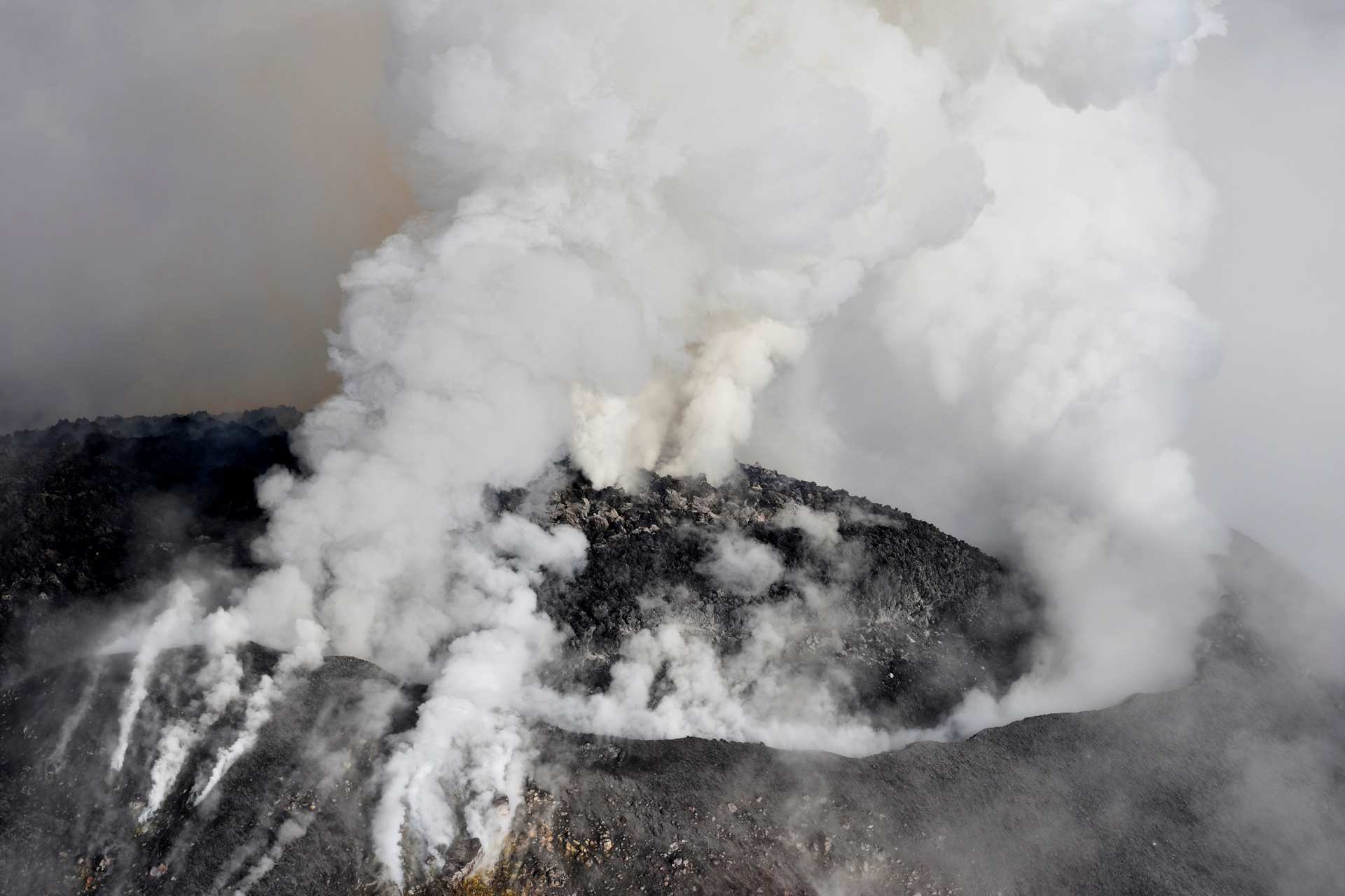 Mexico's Colima volcano erupts, forcing nearby communities to evacuate ...