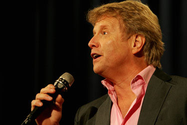 Pop singer Darryl Cotton dies aged 62 - ABC News