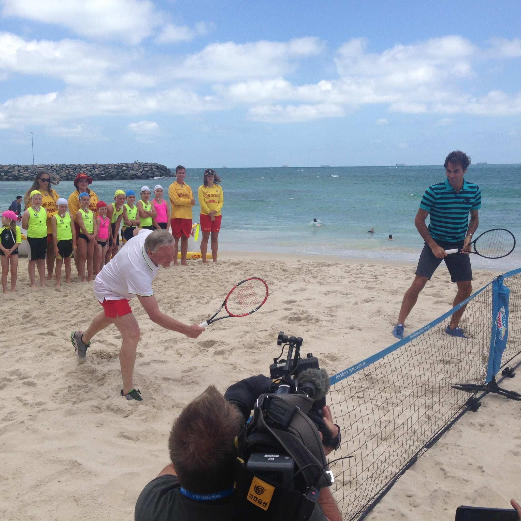 Hopman Cup: Roger Federer draws crowds to Cottesloe Beach - ABC News