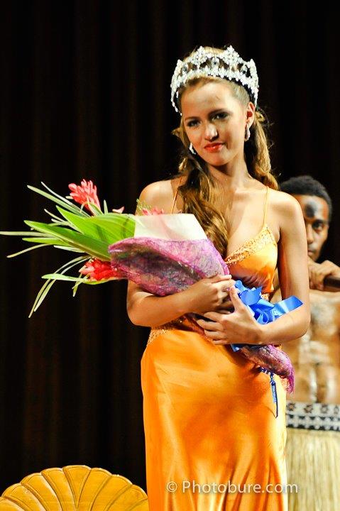 Teen beauty queen dumped after race row - ABC News