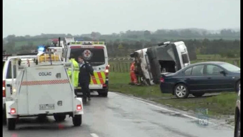 Man killed as tourist bus crashes in Victoria - ABC News