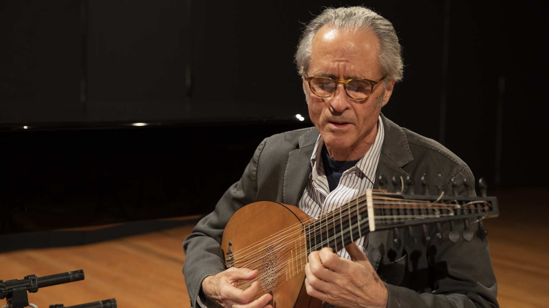 Hopkinson Smith plays 'La Rossingol' (The Nightingale) - ABC Classic