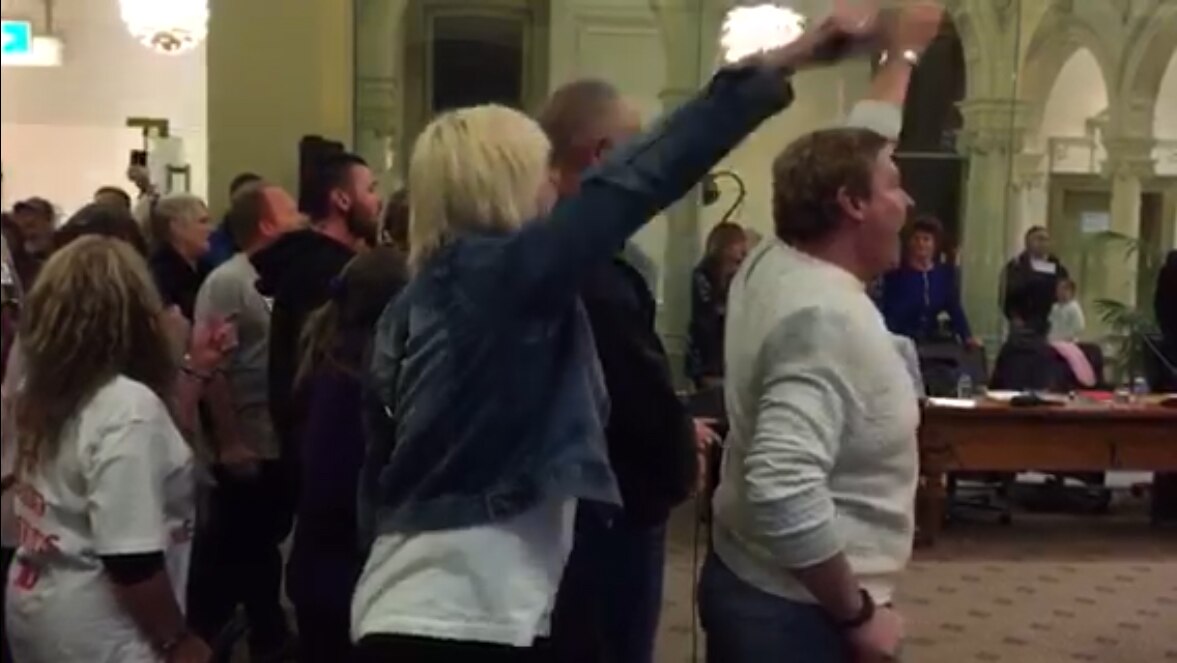 Anti-mosque protesters disrupt a City of Greater Bendigo council ...