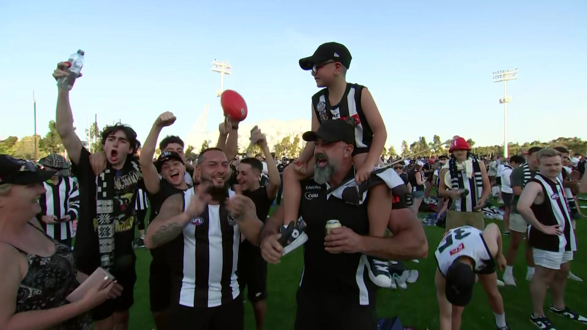 Collingwood fans across Melbourne and Australia celebrate nail-biting ...