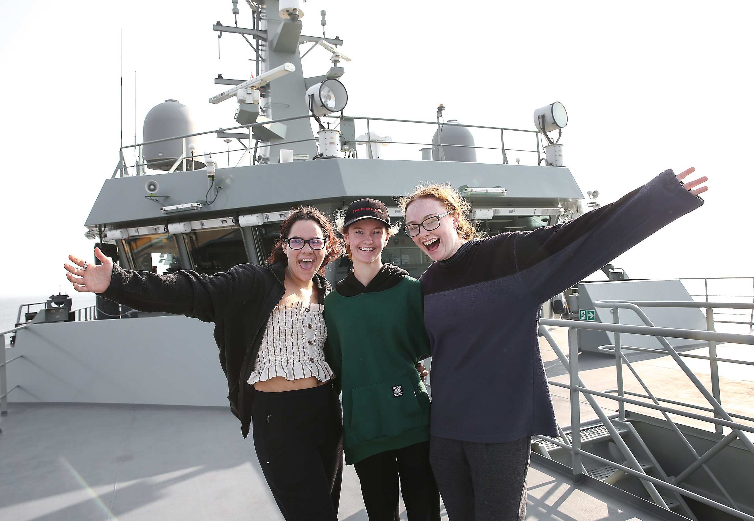 Bushfire evacuees from Mallacoota arrive at Hastings on board naval ...