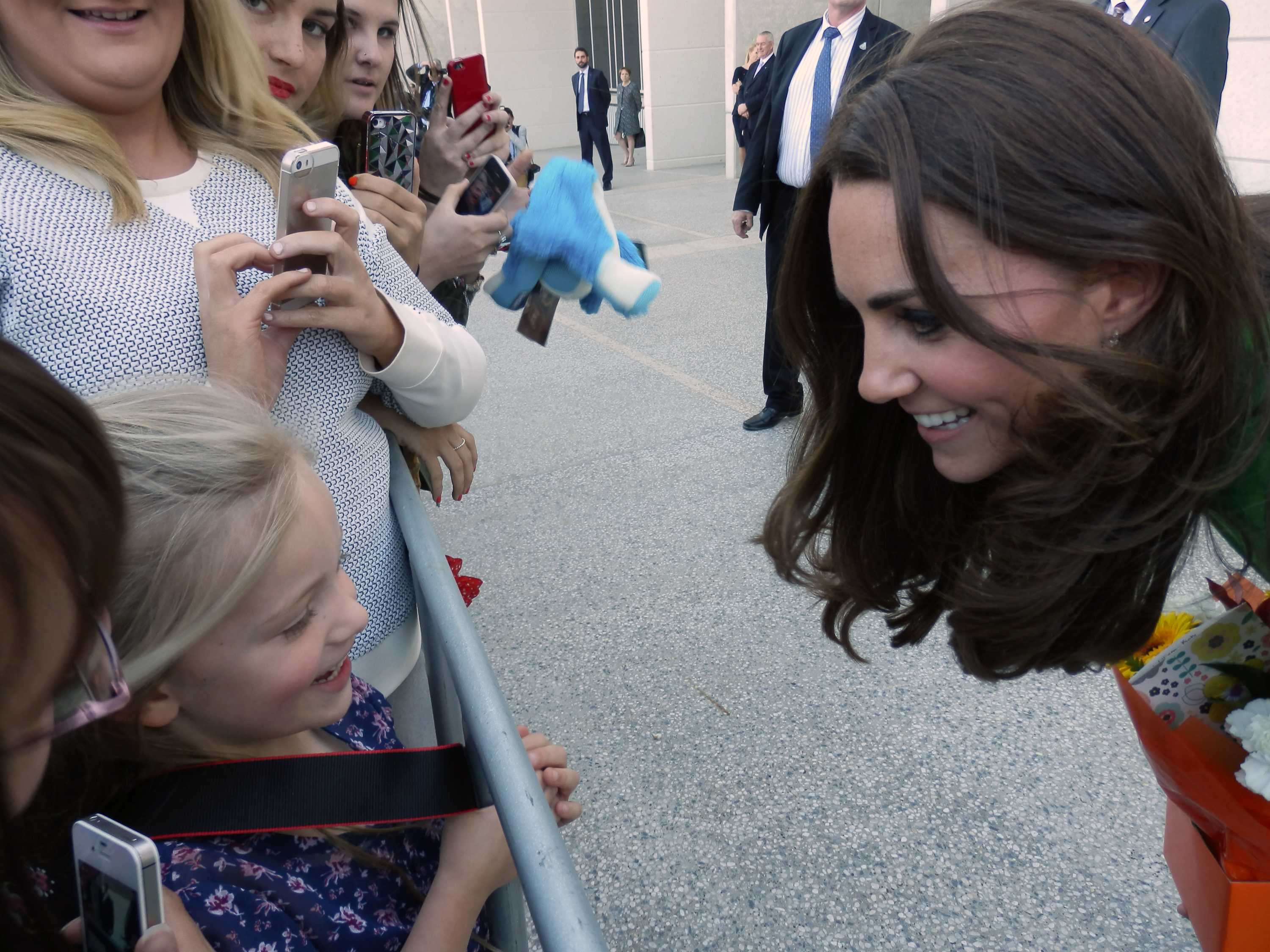 Duke and Duchess of Cambridge delight crowds outside National Portrait ...