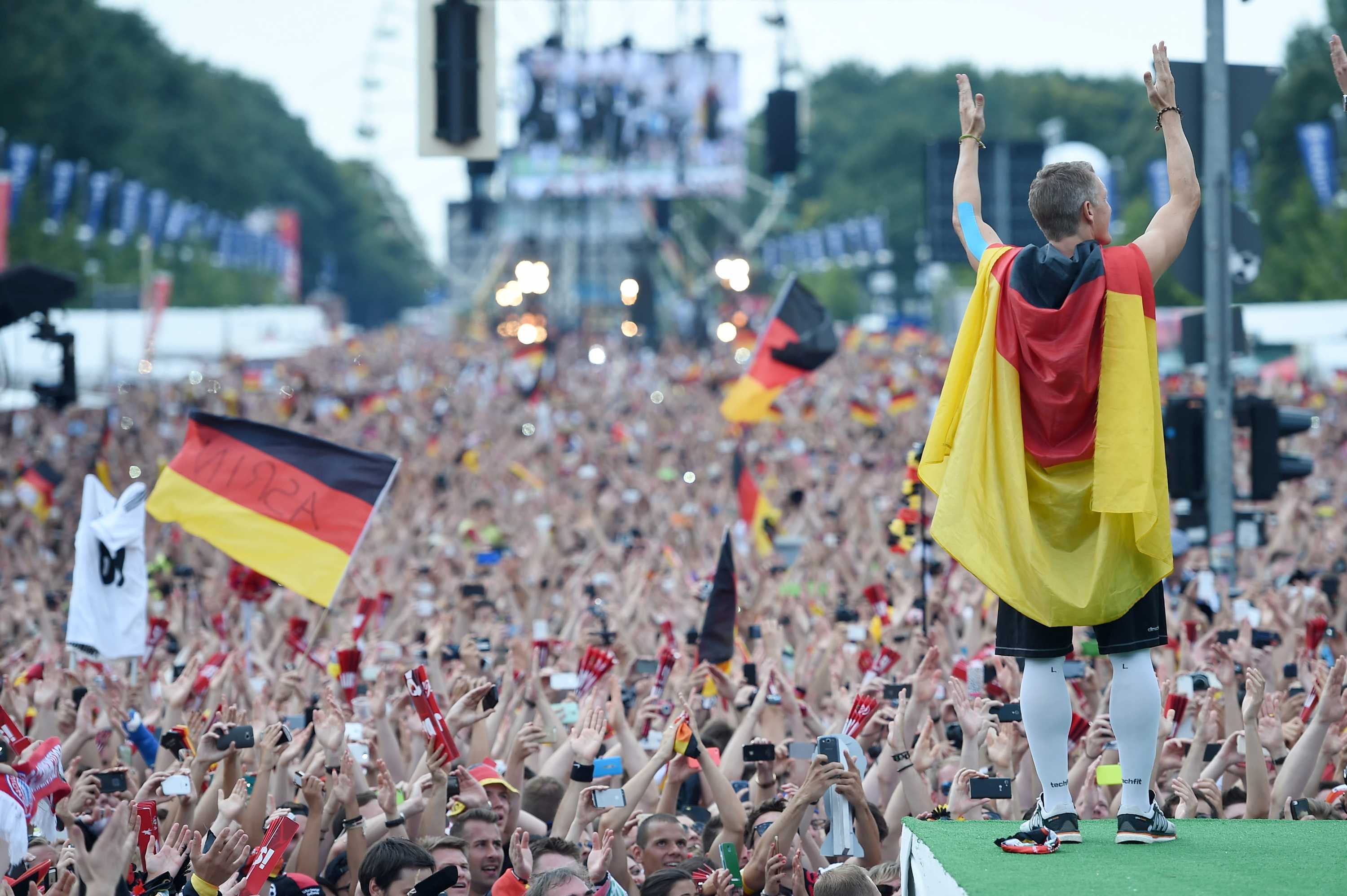 World Cup 2014: German team welcomed home by ecstatic Berlin crowds ...