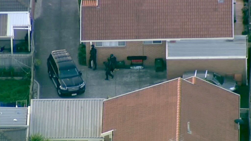 Police arrest 26yo man following five hour siege in Melbourne - ABC News
