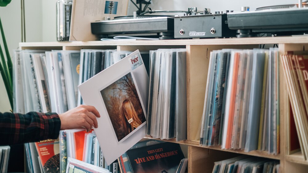 We ask a music psychologist why we like the songs we like - triple j