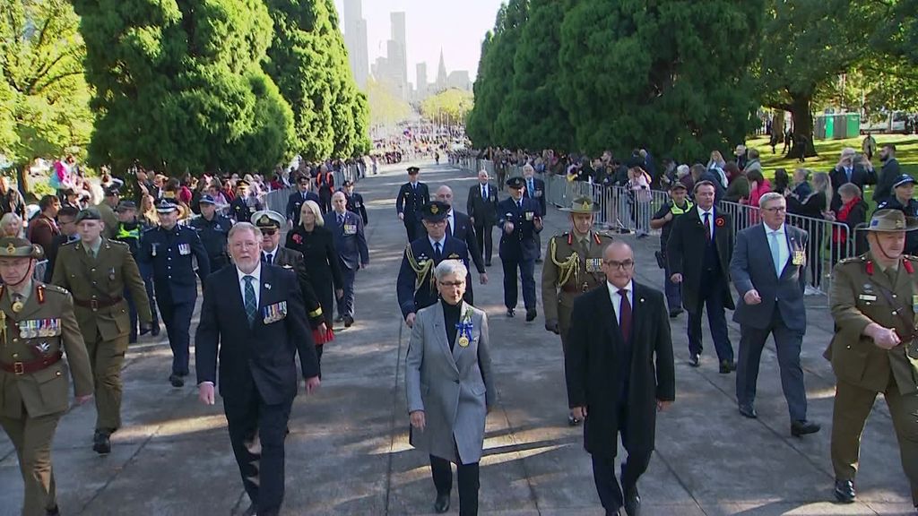 Hundreds attend Anzac Day march in Melbourne - ABC News