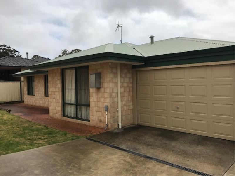 'Desperation growing': The WA tourist town with only one rental on the ...