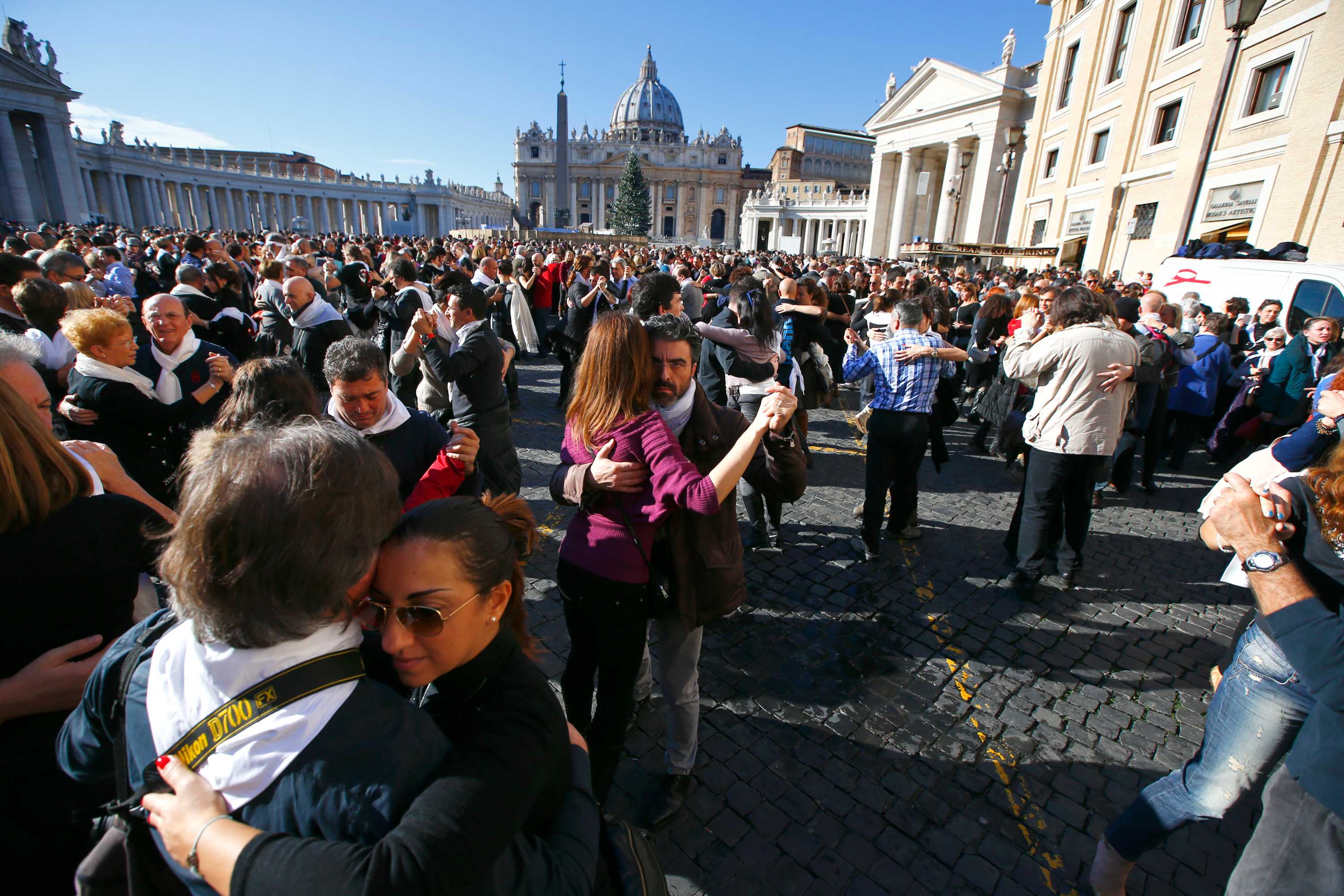 Thousands sing and tango for 78th birthday of Pope Francis - ABC News