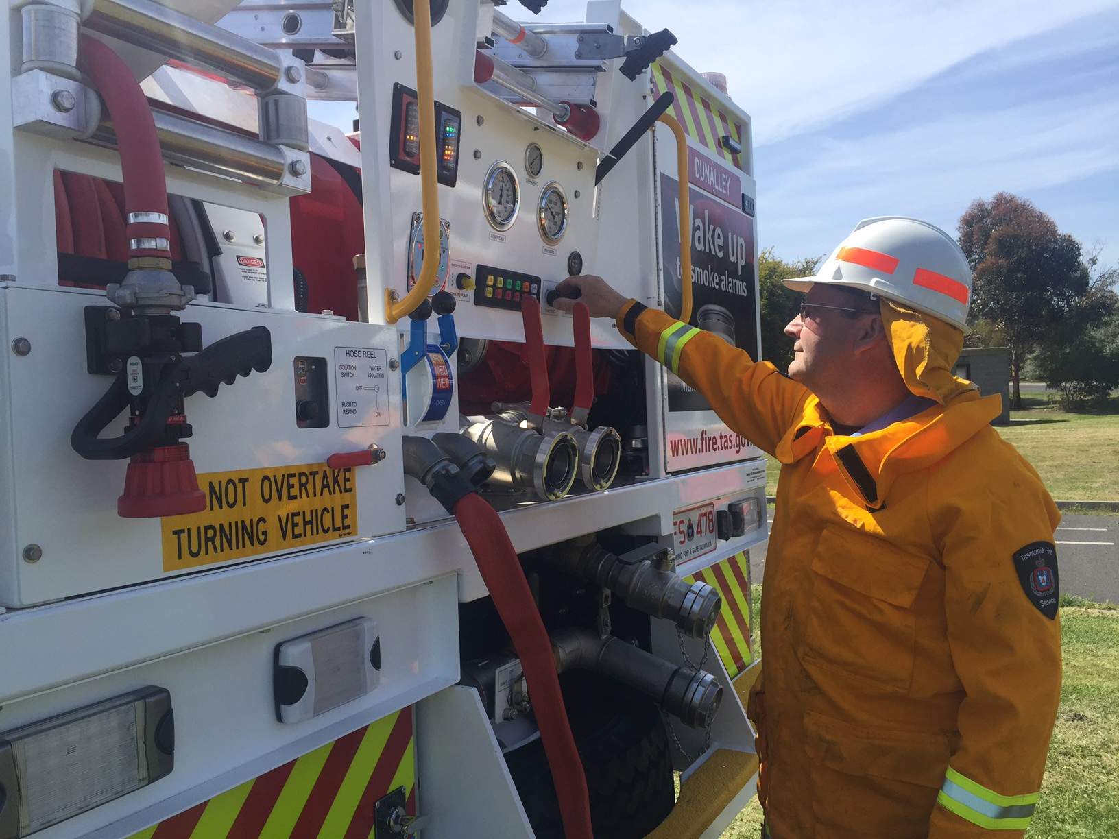 Tasmanian firefighters receive 14 new tankers as tough season looms ...