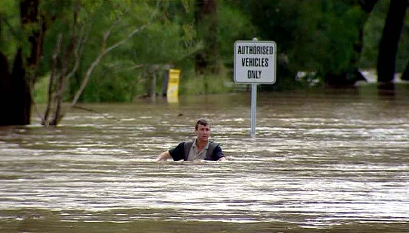 Nervous wait in Qld flood zones - ABC News