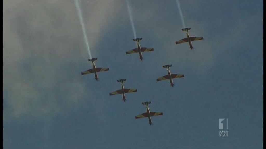 Officers escape RAAF plane crash - ABC News