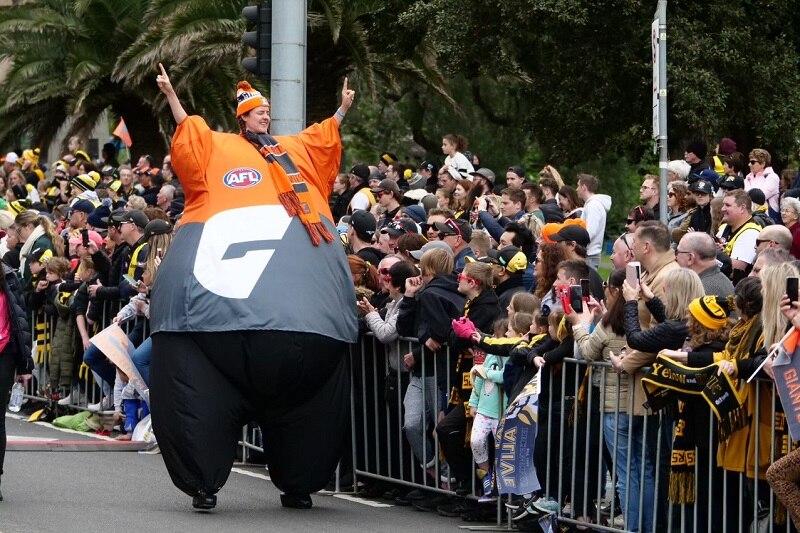 AFL grand final parade draws Richmond and GWS fans to Melbourne streets ...
