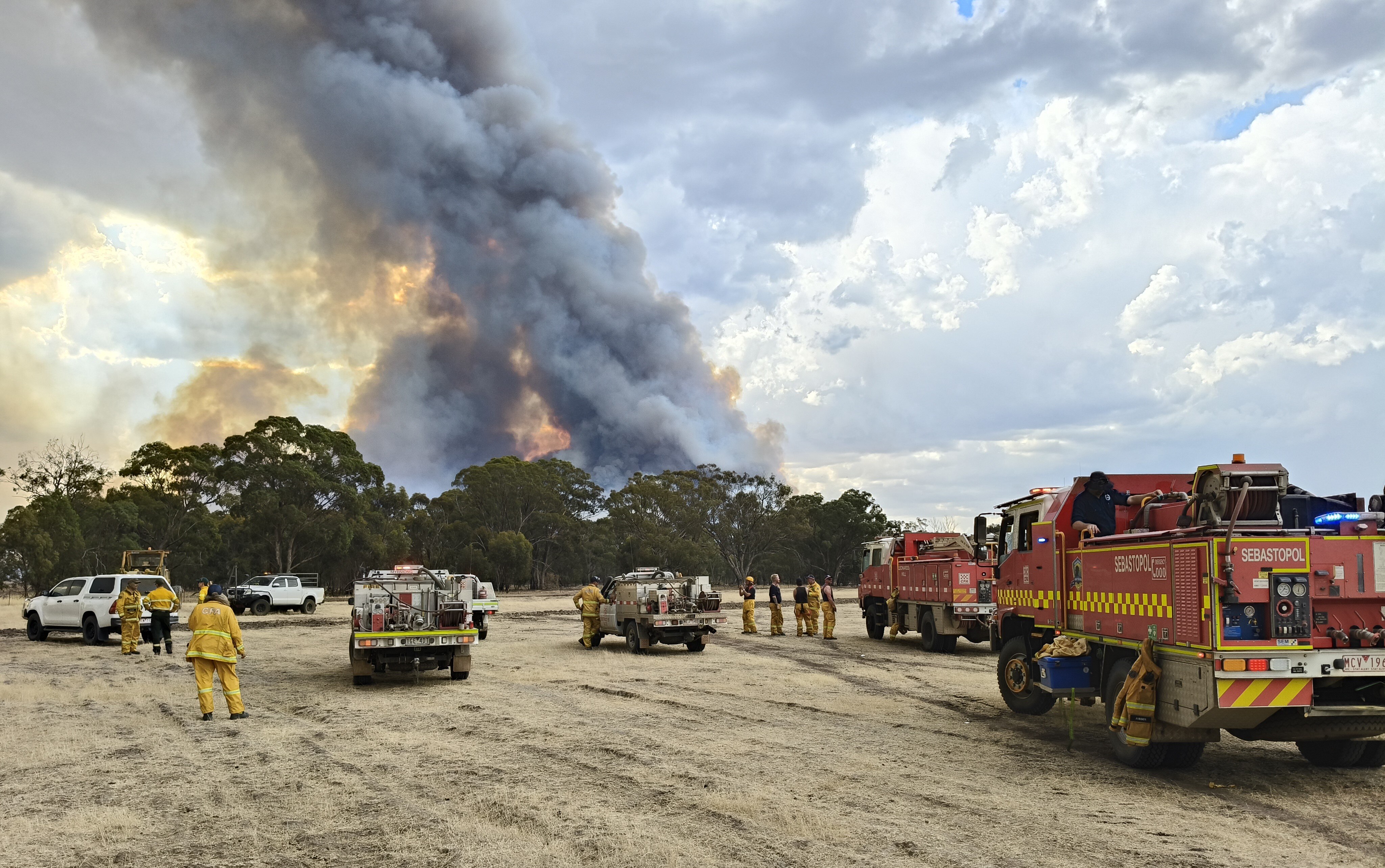Bushfires continue to burn but heatwave ending in southern Victoria ...