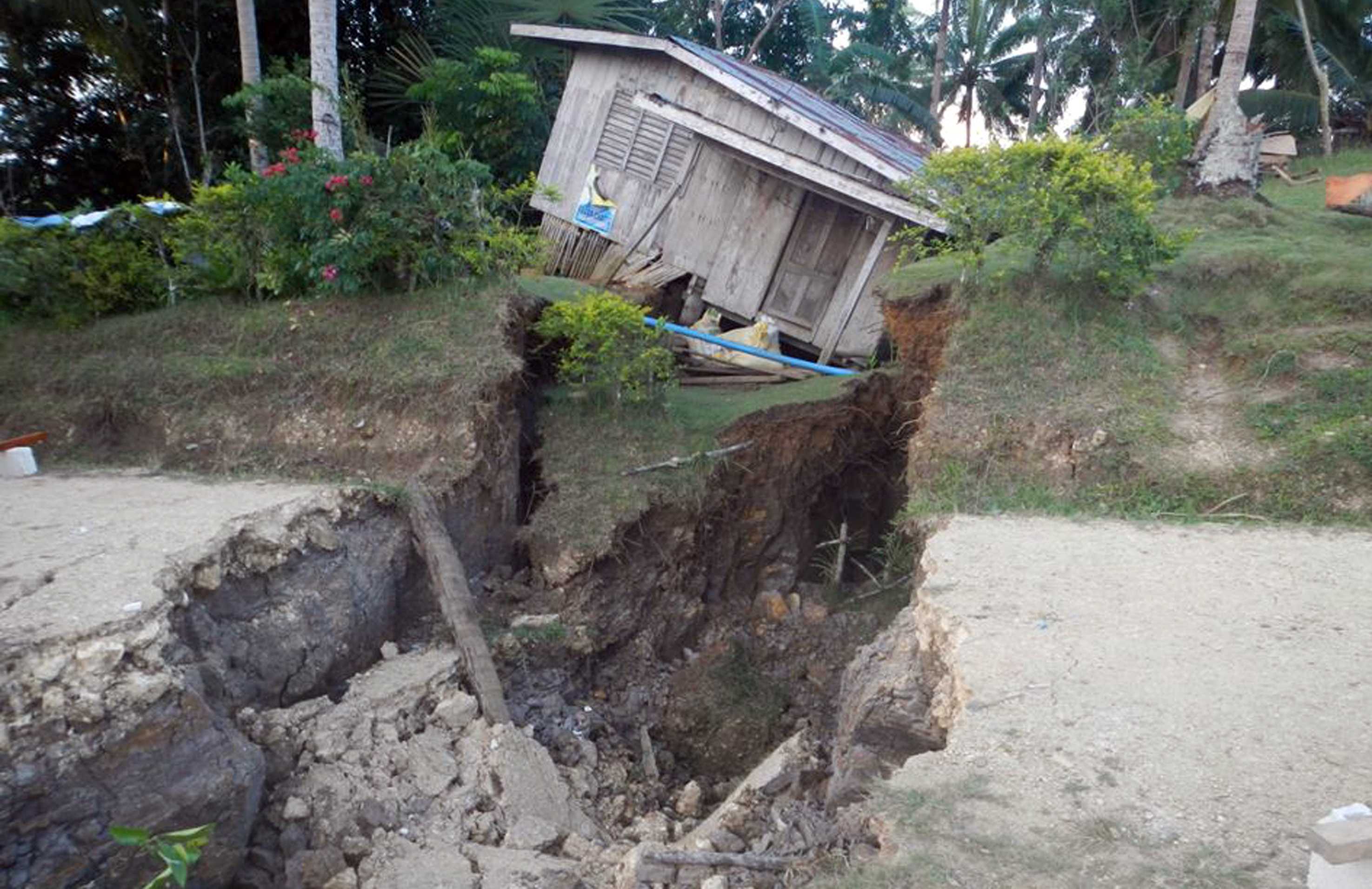 Philippines earthquake creates spectacular rocky wall - ABC News