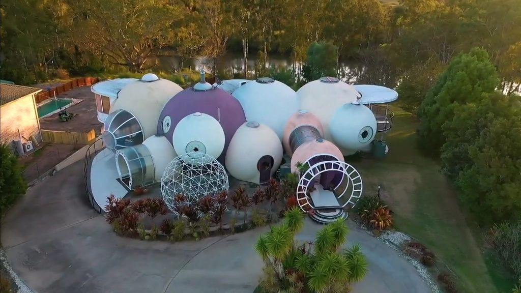 Futuristic 20-room 'bubble house' is made of 11 intersecting domes ...