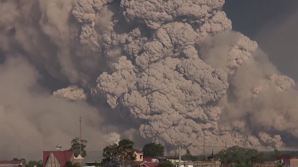 Indonesian volcano Mt Sinabung erupts in enormous ash cloud - ABC News